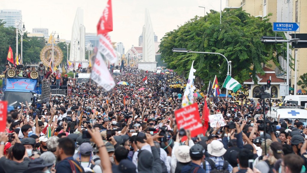 Police strongly warn protesters to not gather at Ratchaprasong - Thai ...