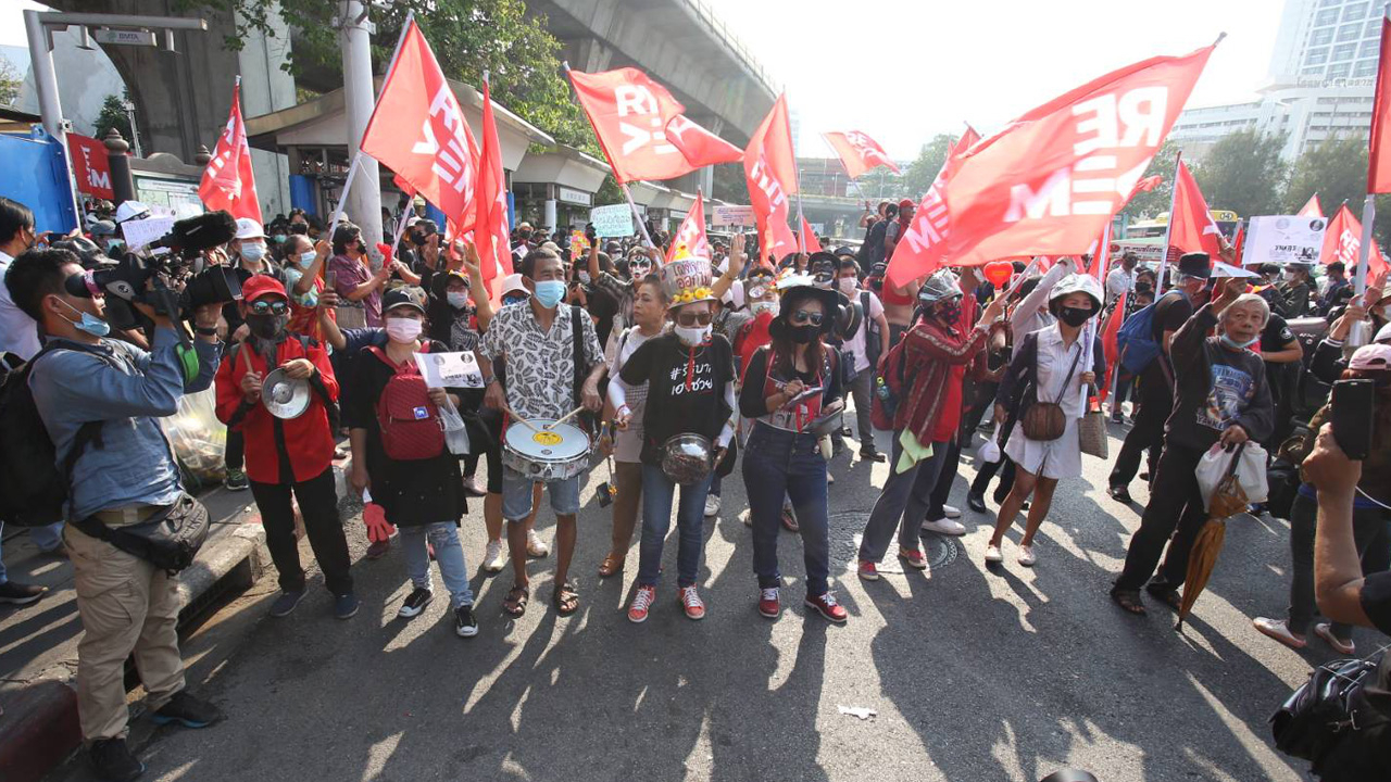 Protesters start marching towards PM’s residence – Thai Newsroom