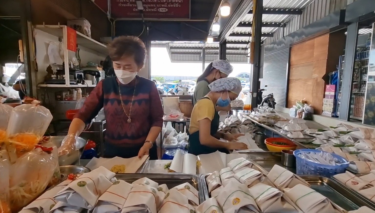 FEATURE: 10-baht pack of noodle with pork for the poor - Thai Newsroom