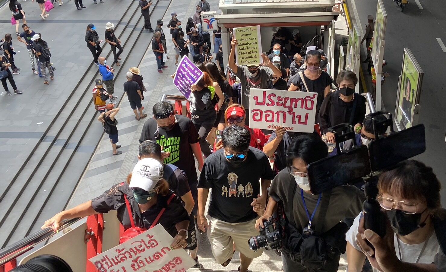 Flash mob protest against Prayut on Skytrain - Thai Newsroom