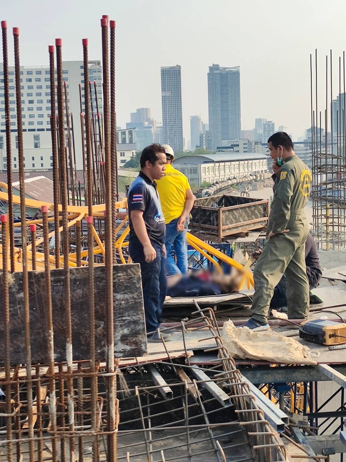 Worker dies as tower crane collapses at Bangkok construction site - Thai Newsroom