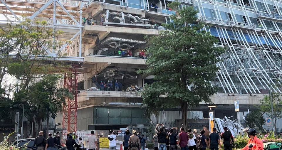 3 hurt as aluminium sheet falls from hospital building under ...