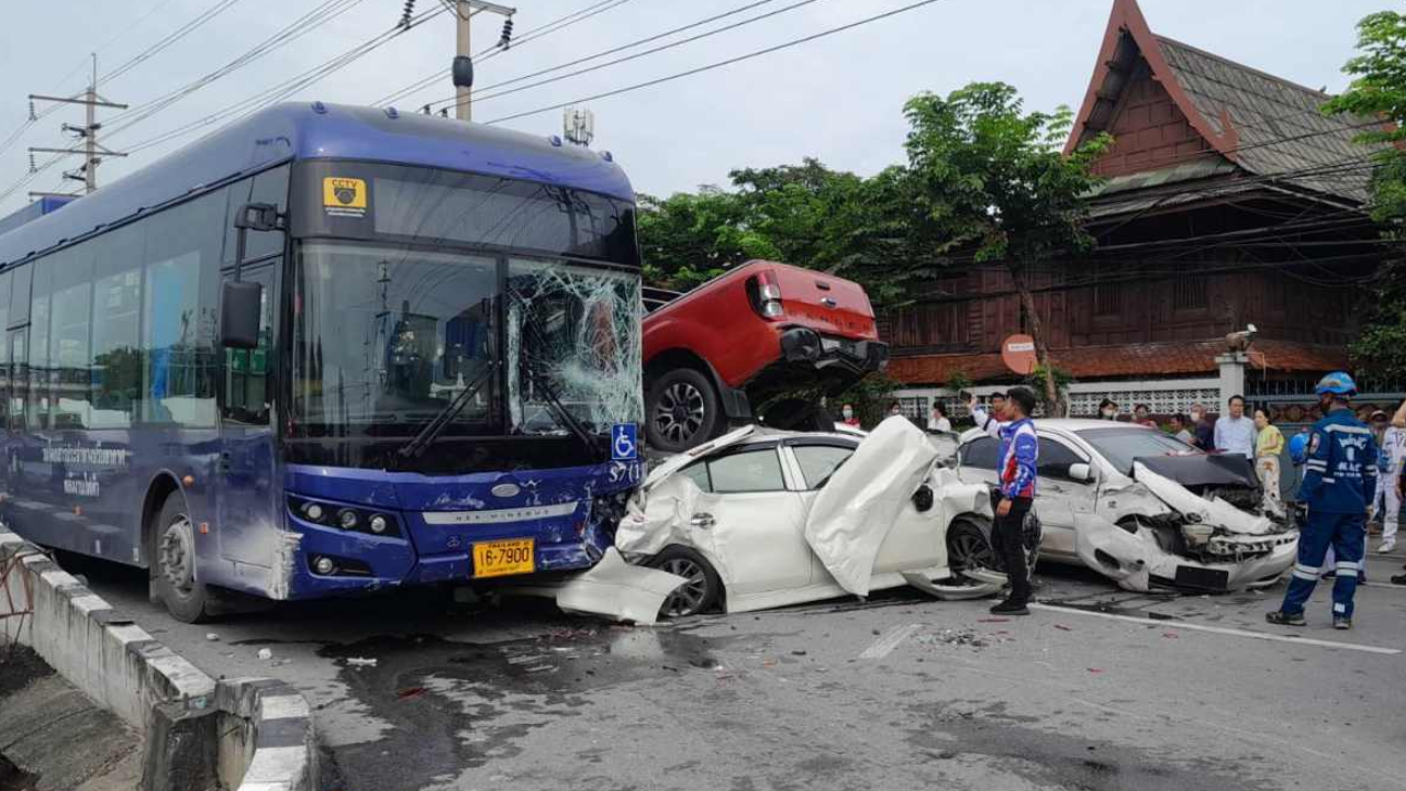 18 hurt as electric bus with brake failure rams into 11 vehicles - Thai ...
