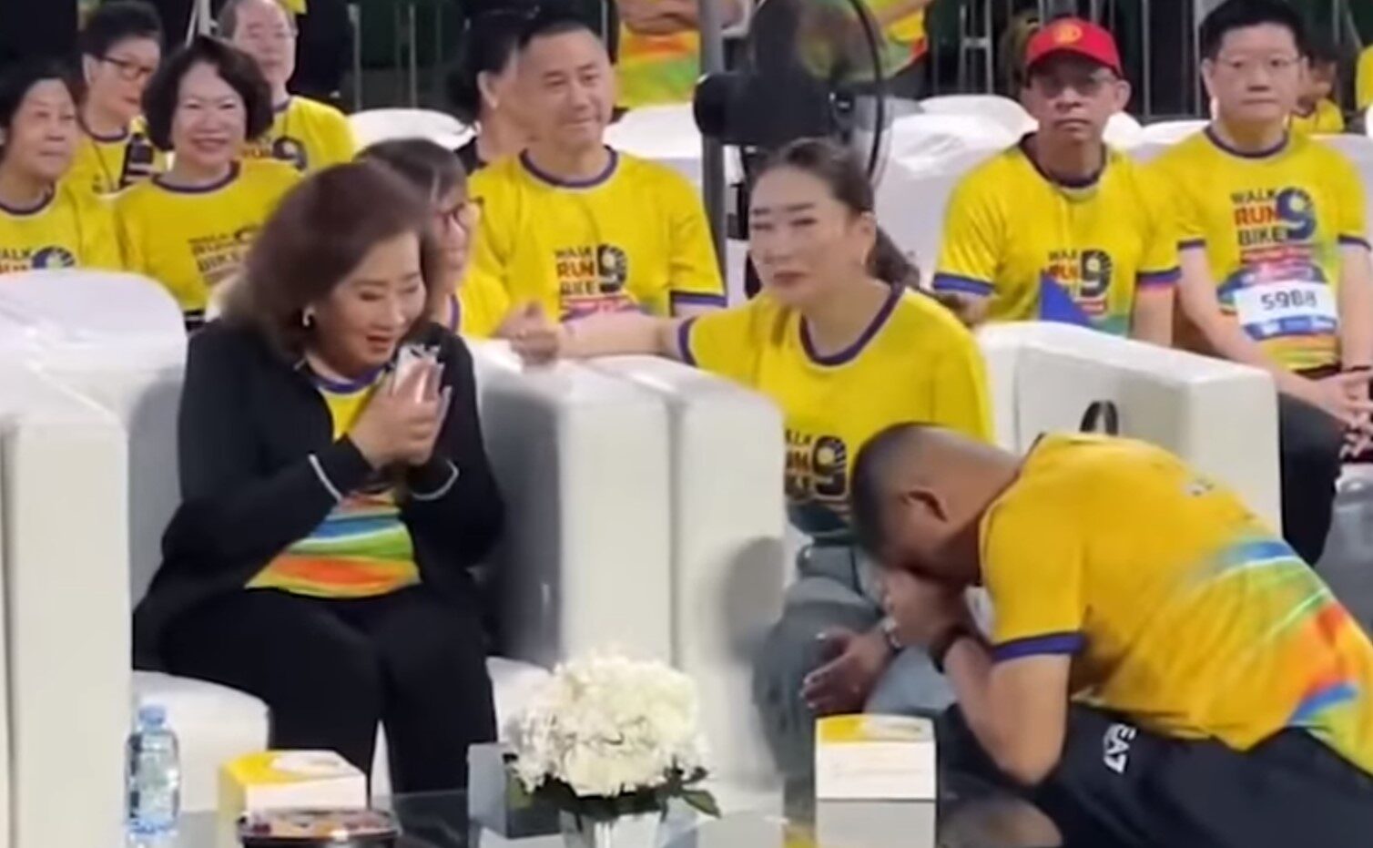 'Big Joke' jeered for literally kneeling before Potjaman - Thai Newsroom