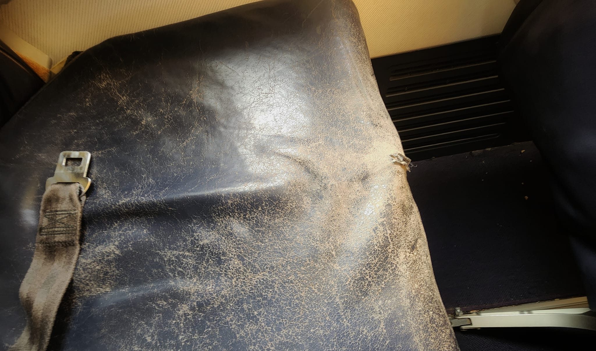 Passenger shares photos of dirty, torn airplane seats – Thai Newsroom