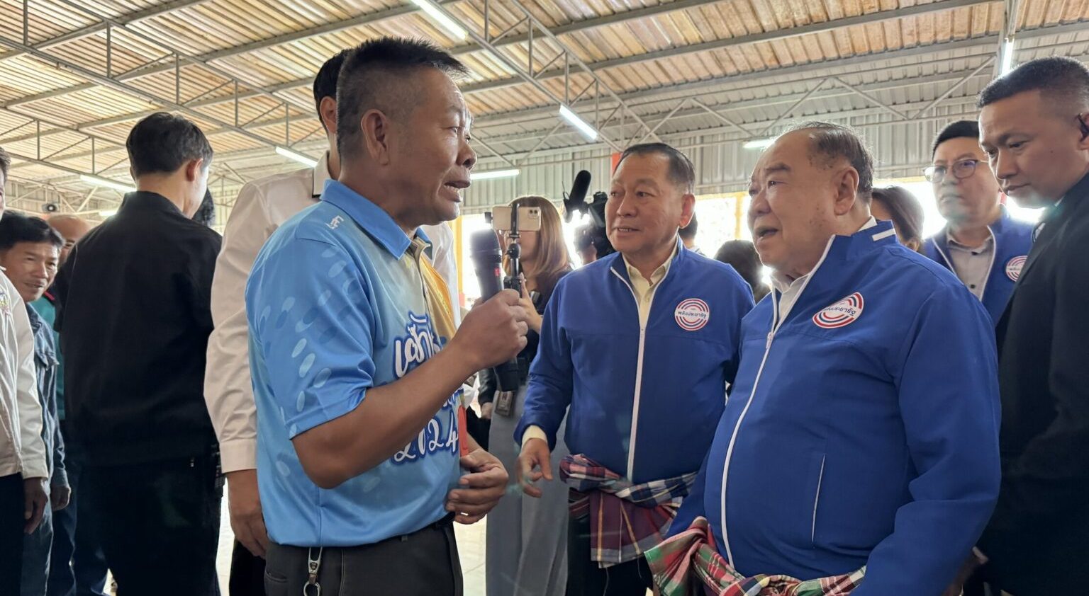 Prawit pays personal visit to Lao PM in Vientiane - Thai Newsroom