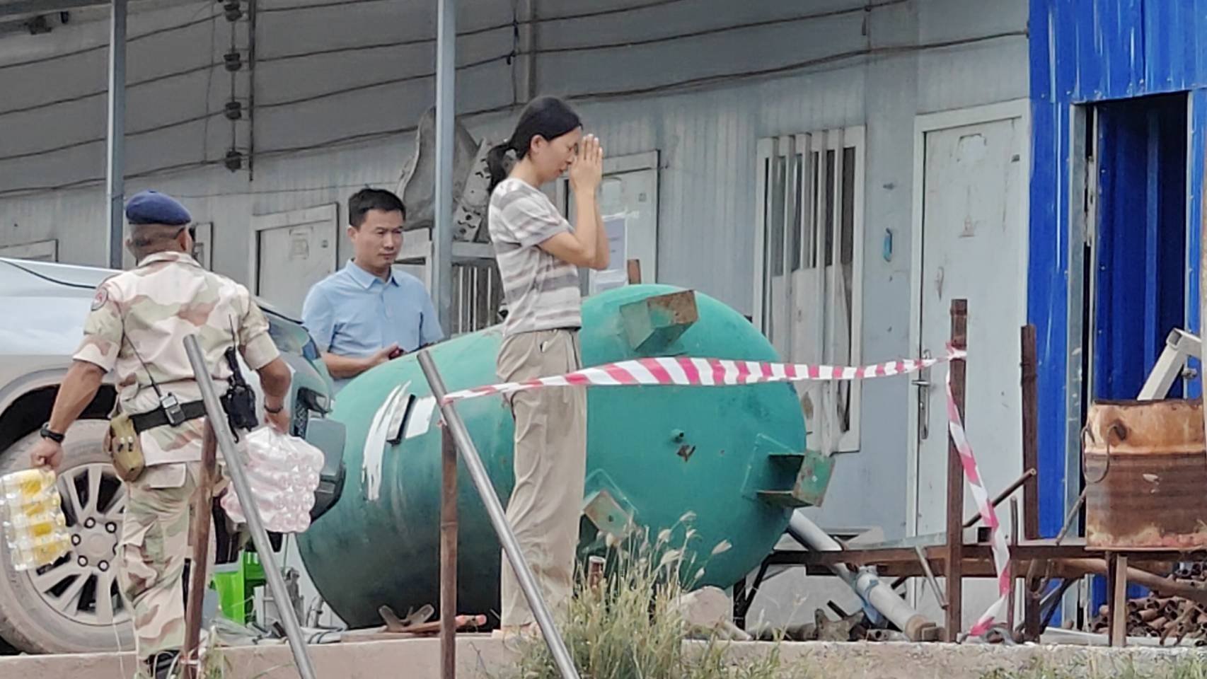 Chinese relative prays outside tunnel after one dead body brought out ...
