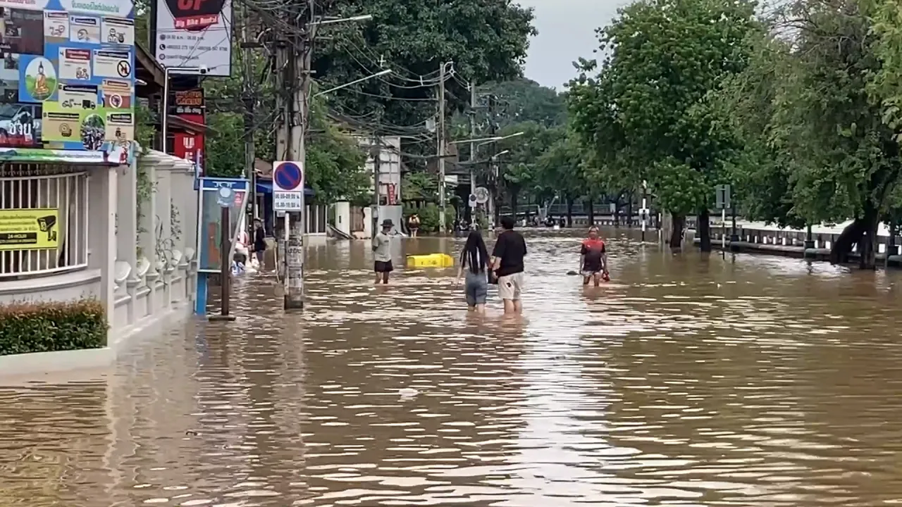 Ping river reaches record high triggering flood chaos in Chiang Mai ...