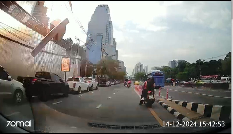 Concrete Beam Falls Five Floors Down Crushing Pickup Truck Thai Newsroom