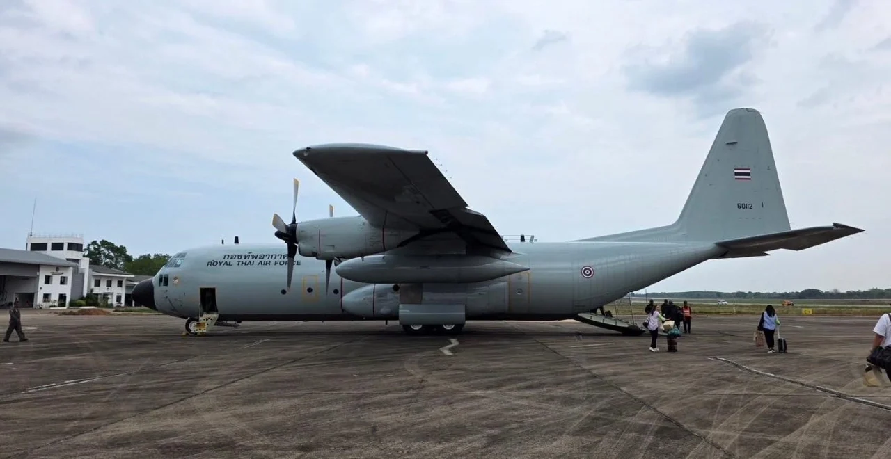 Air Force C-130 aircraft skids off Samui Airport apron - Thai Newsroom
