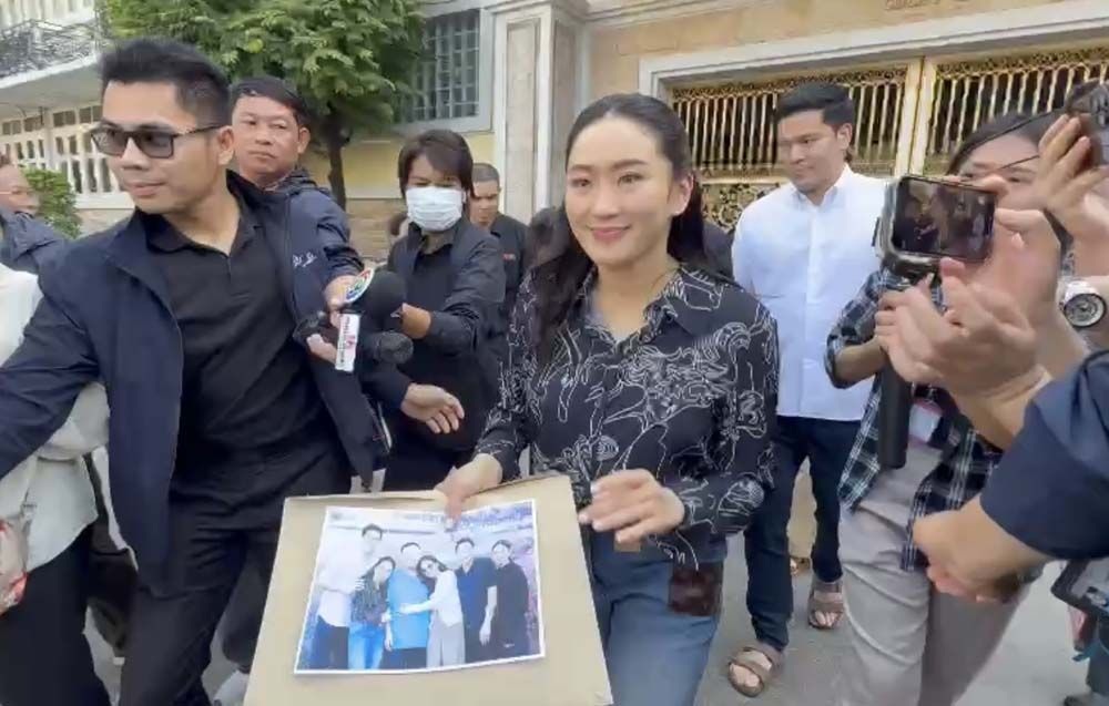 Paetongtarn shares photo of Thaksin in prison uniform and cropped hair ...