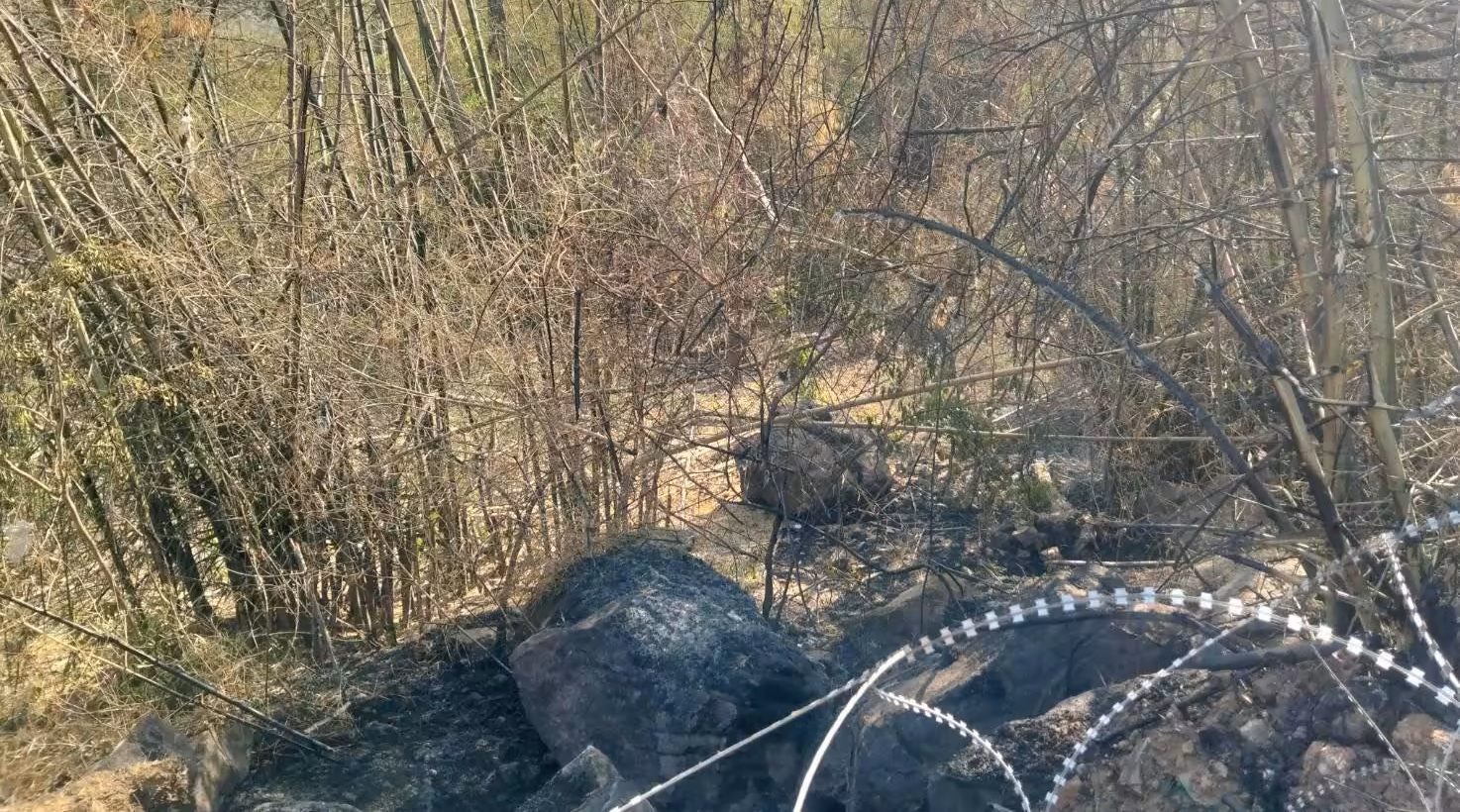 2 soldiers hurt as fire at barbed fire fence ignites old explosives ...