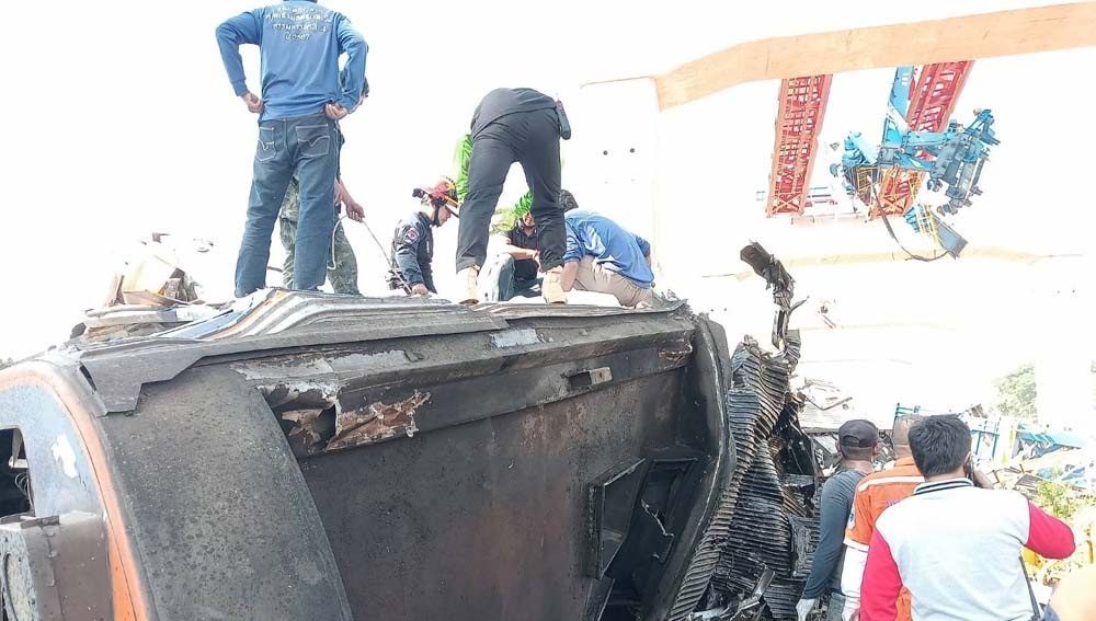 22 dead, 80 injured as crane falls on train - Thai Newsroom