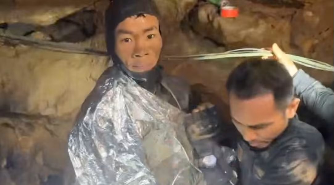 Rescuers free 4 more men trapped in flooded cave, search for 2 still ...